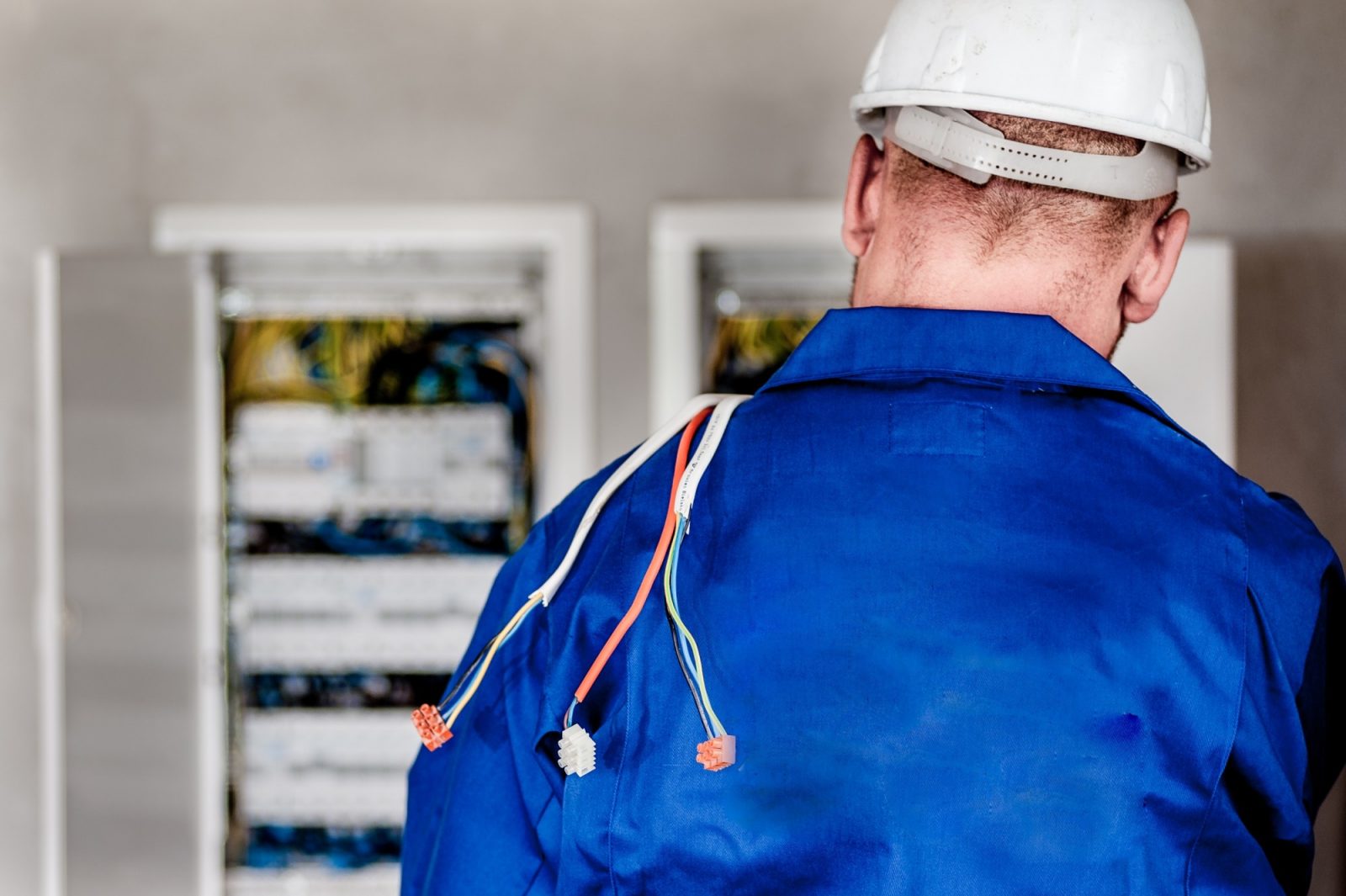 Electrician Job Growth: 5 Key Reasons to Become an Electrician